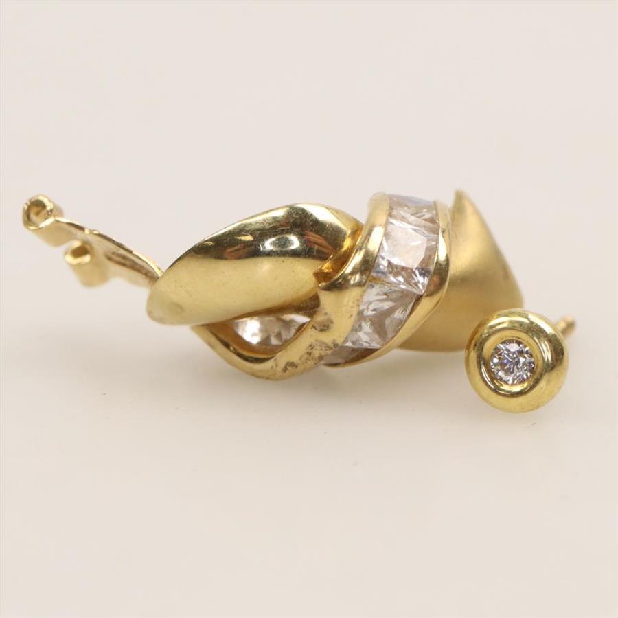 18kt Gold Mismatch Earring, 2 Pieces | Property Room