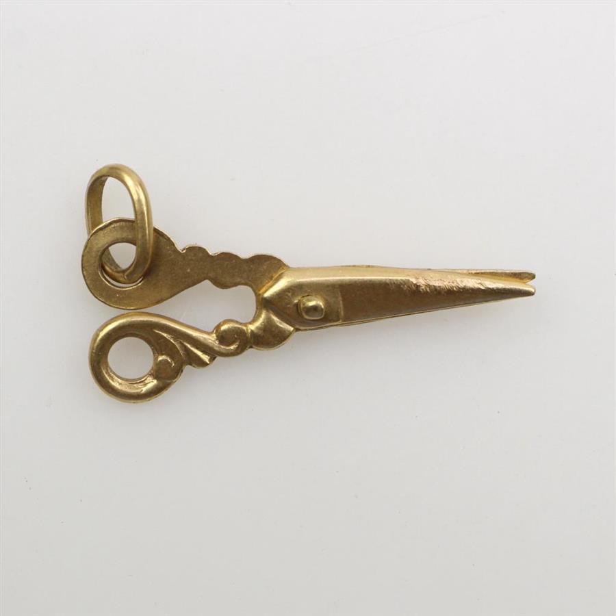 18kt Gold Shears Pendant | Property Room