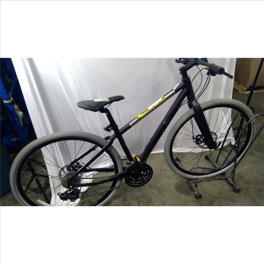 Giant Seek City Bike | Property Room