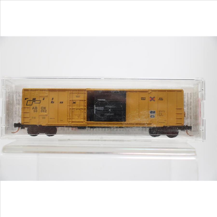 Micro-Trains Line 50' Rib Side Box Car Plug & Sliding Door Railbox | Property Room