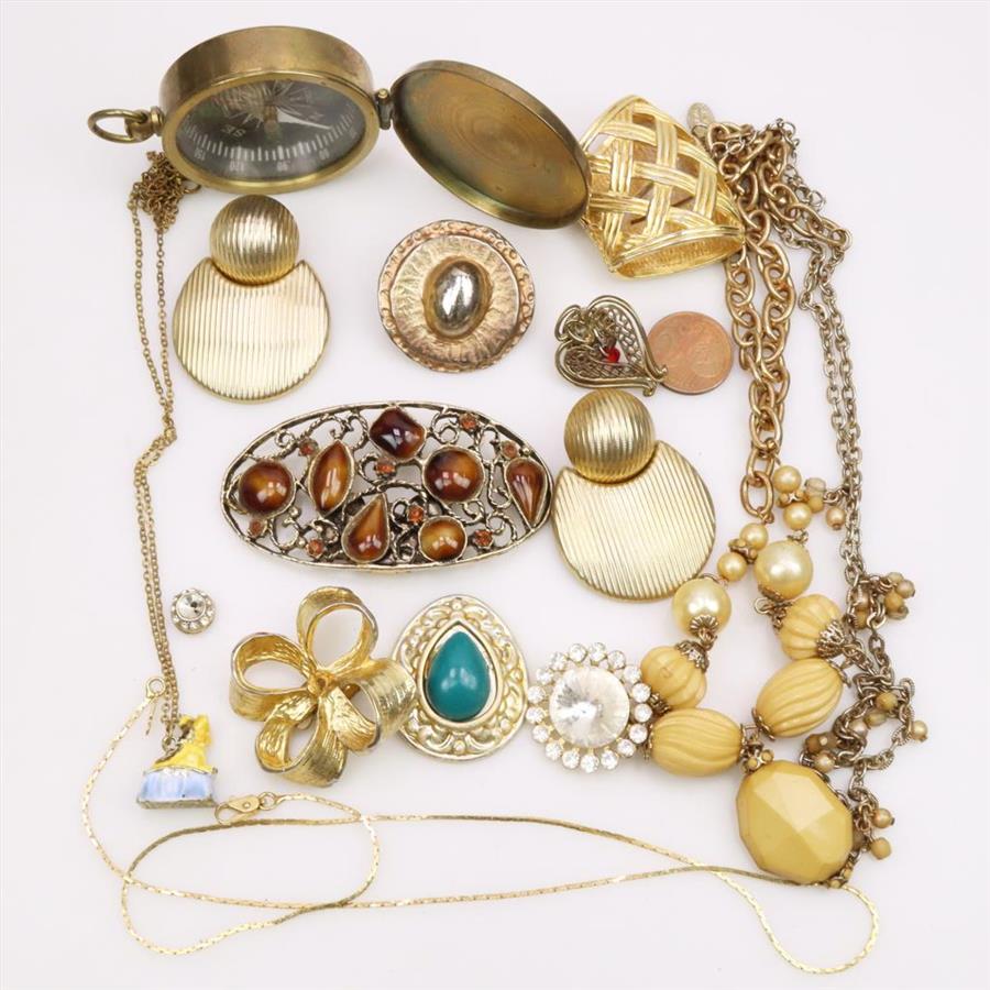 Mixed Jewelry And Foreign Currency, 14 Pieces | Property Room