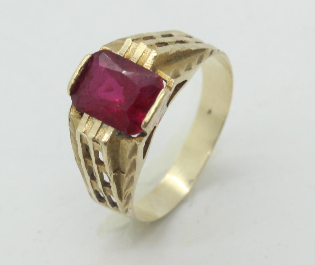 10kt Gold 2.1g Ring With Red Costume Stone | Property Room