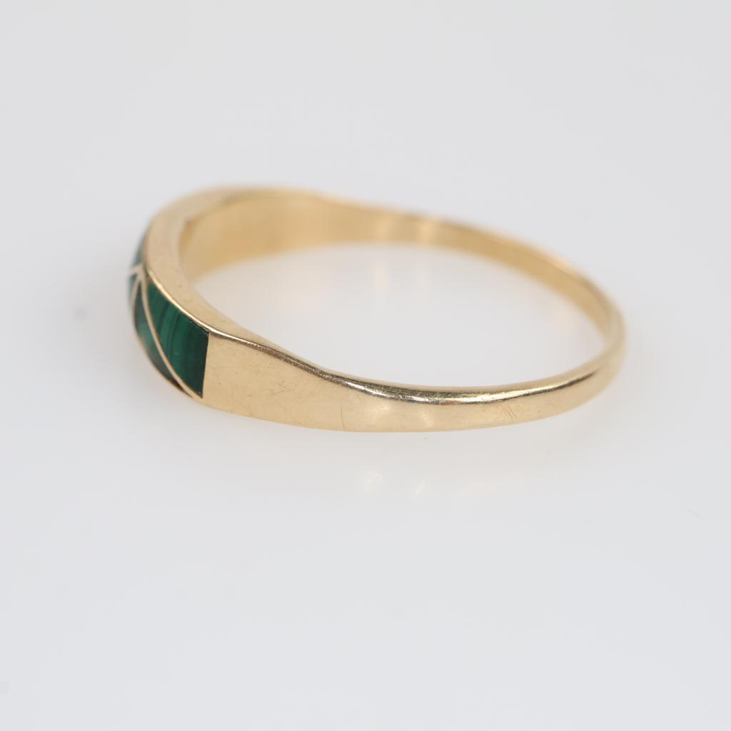 10kt Gold Green Stone Inlay Ring | Property Room