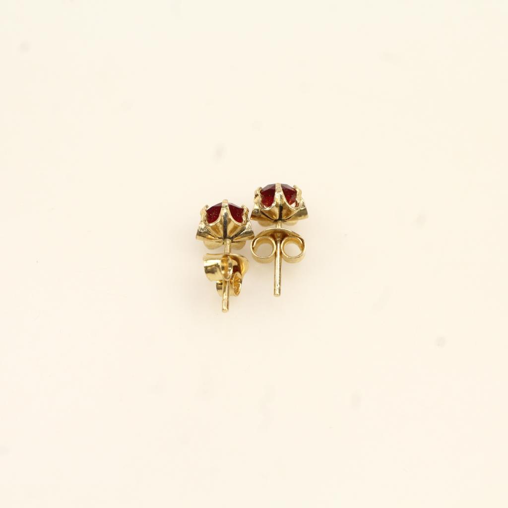 10kt Gold Red Stone Stud Earrings | Property Room