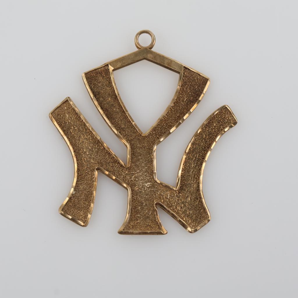 10kt Gold Yankees Logo Pendant | Property Room