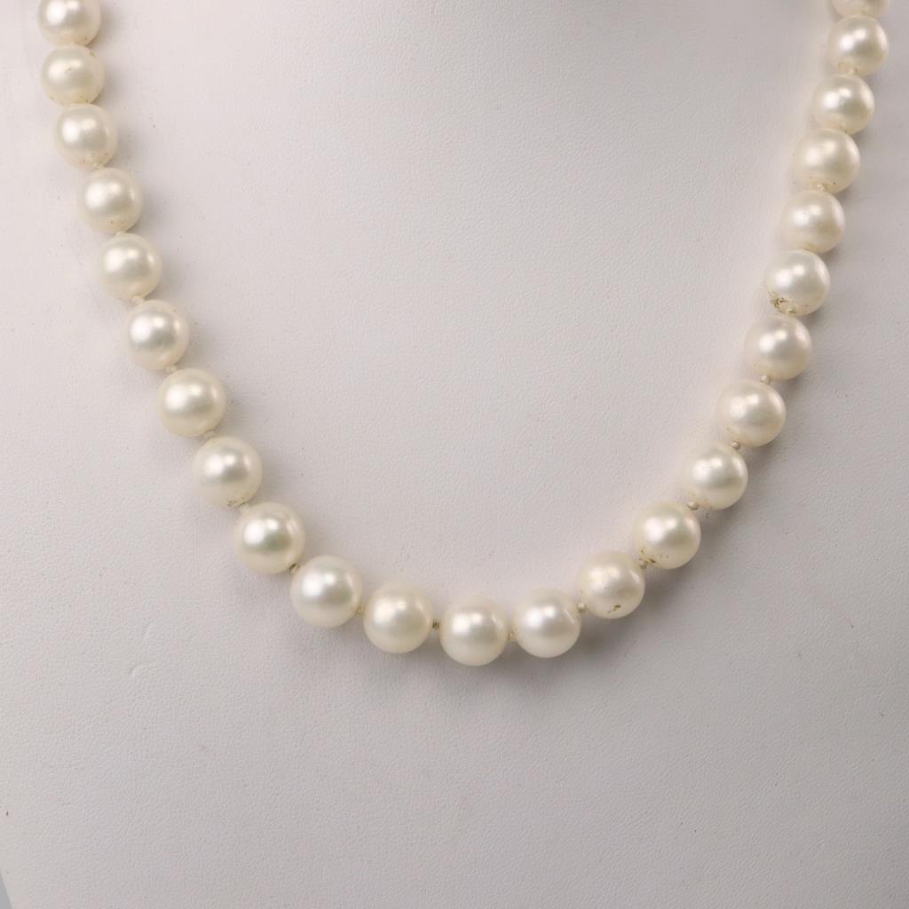 14kt Gold Pearl Necklace | Property Room