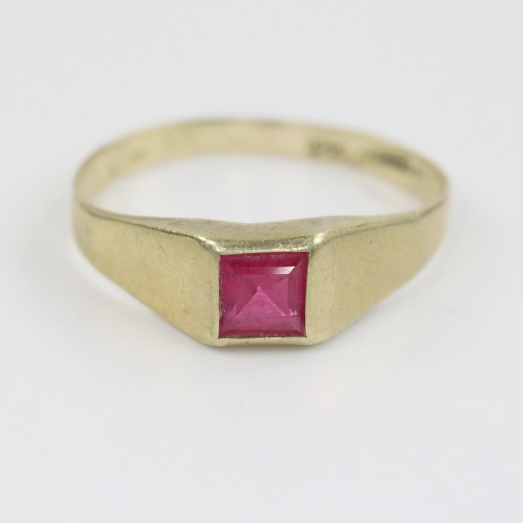 14kt Gold Red Stone Ring | Property Room