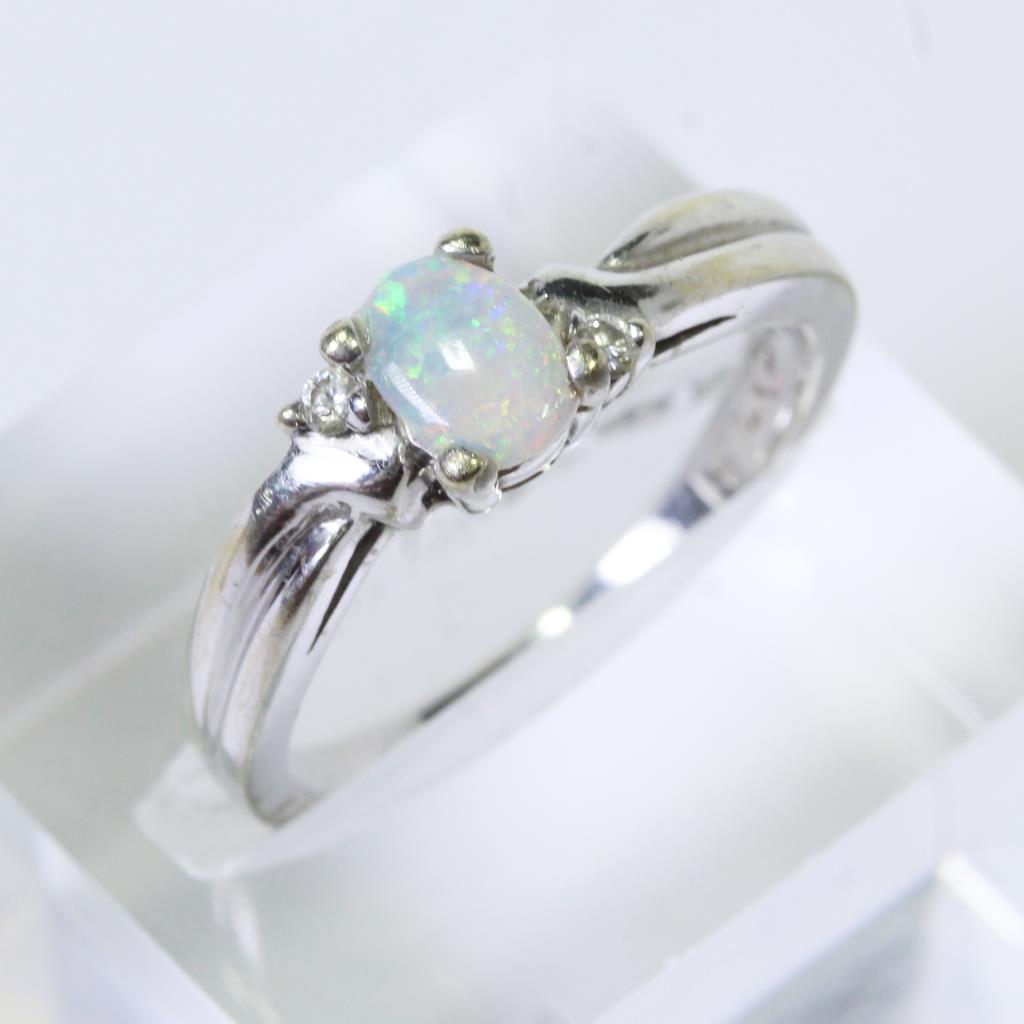 14kt White Gold 3g Diamond And Iridescent Stone Ring | Property Room