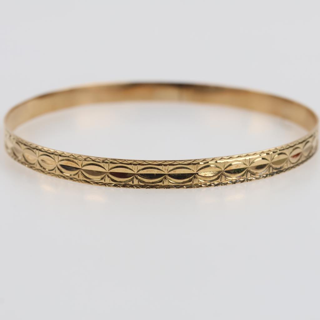 18kt Gold Bangle | Property Room