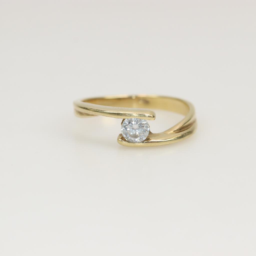 18kt Gold Clear Stone Ring | Property Room