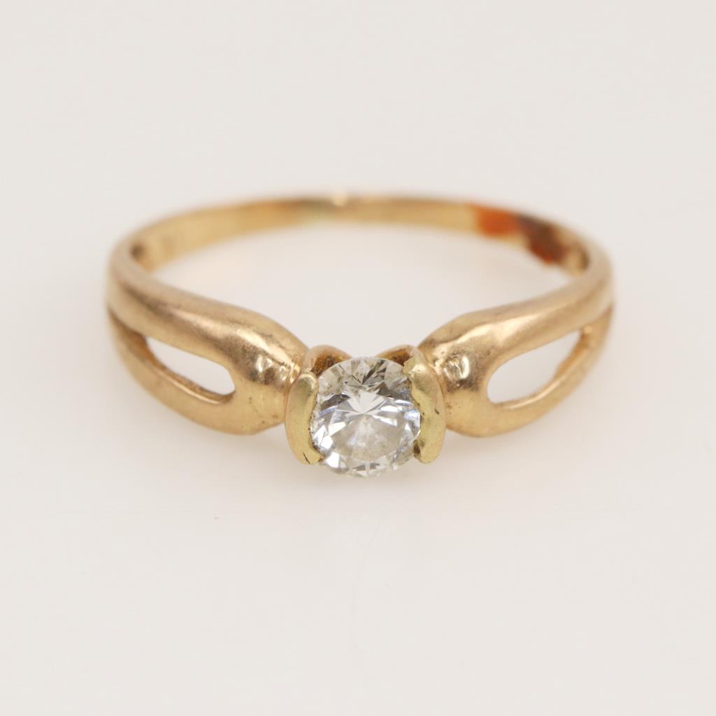 18kt Gold Diamond Engagement Ring | Property Room