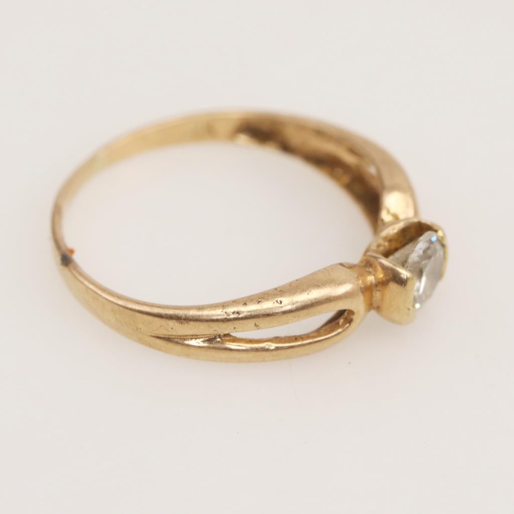 18kt Gold Diamond Engagement Ring | Property Room