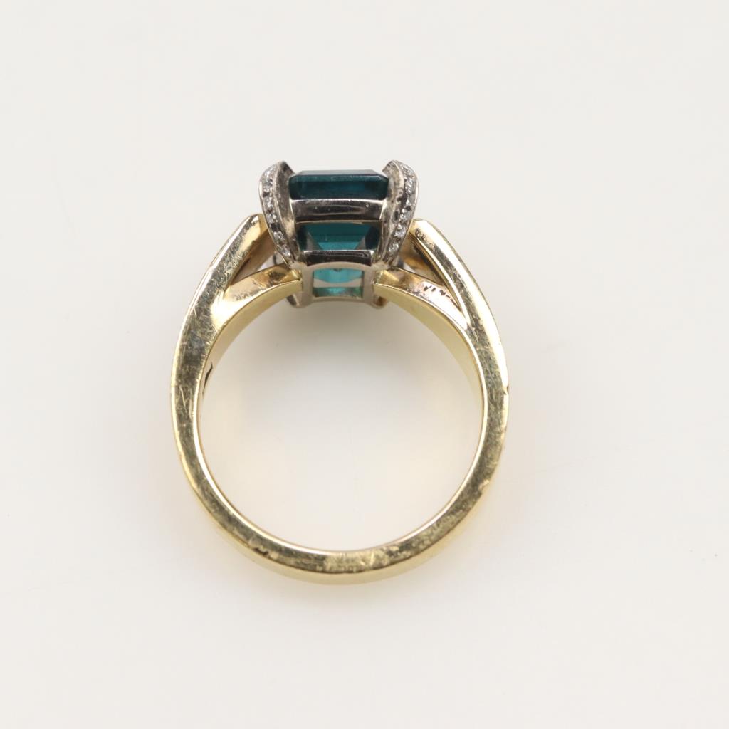 18Kt Gold Green Tourmaline And Diamond Accent Ring | Property Room