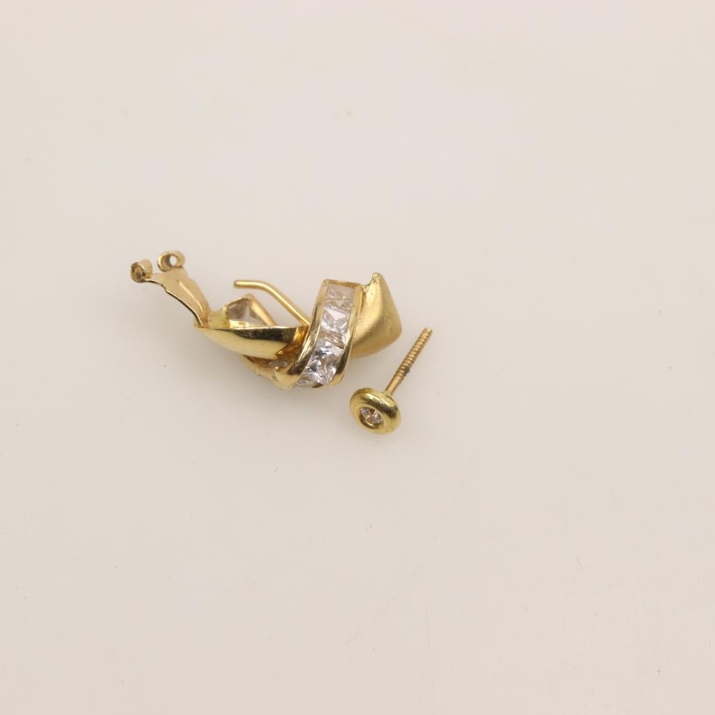 18kt Gold Mismatch Earring, 2 Pieces | Property Room