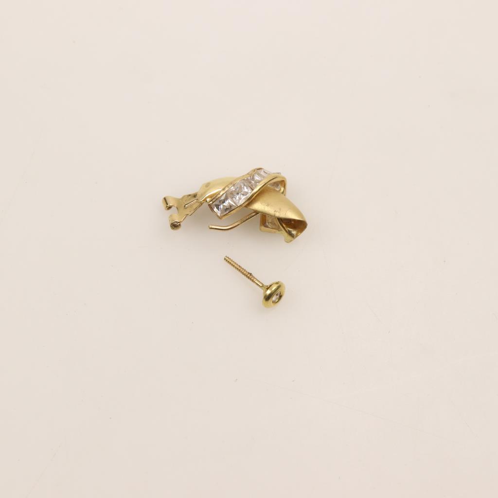 18kt Gold Mismatch Earring, 2 Pieces | Property Room