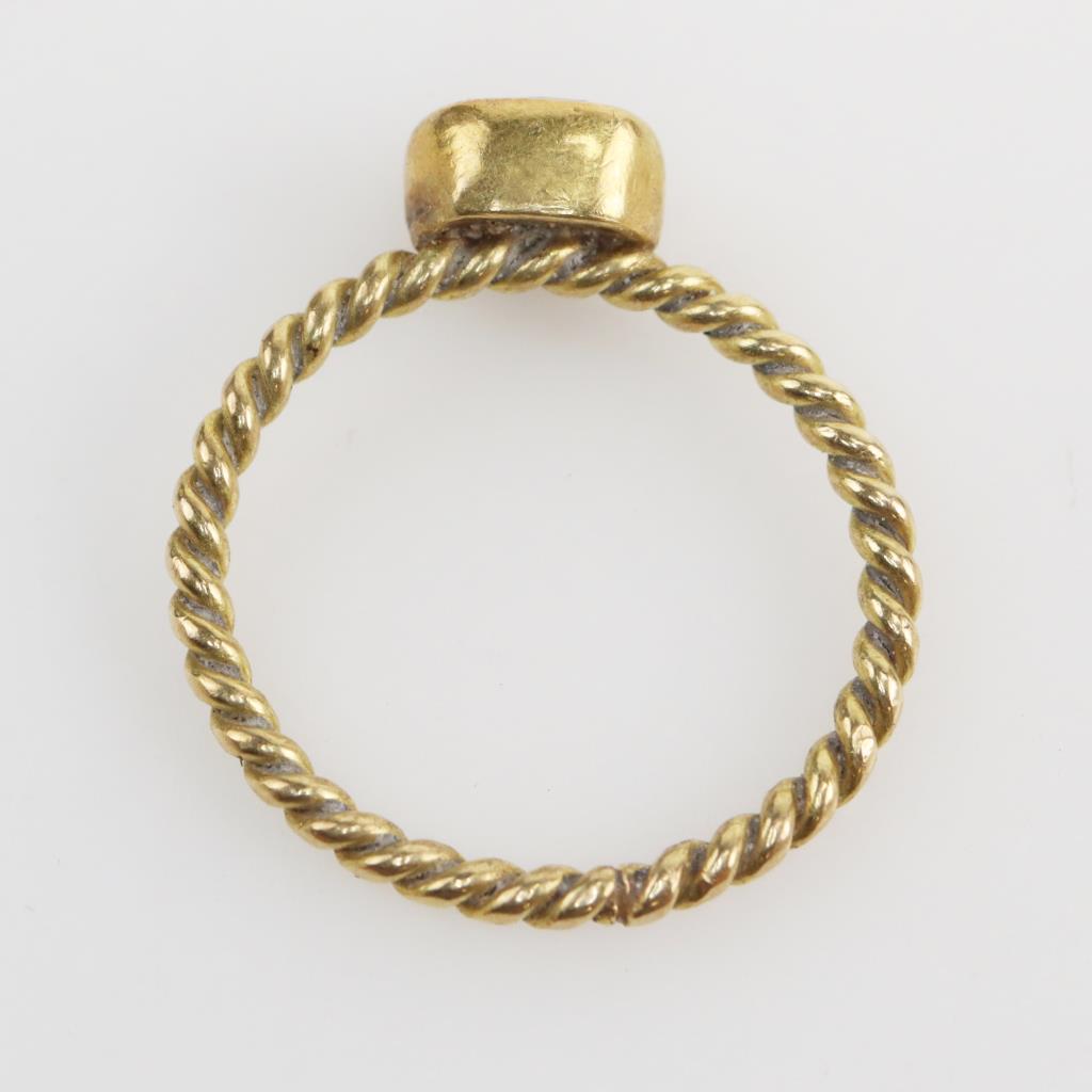 18kt Gold Sapphire Twisted Rope Ring | Property Room