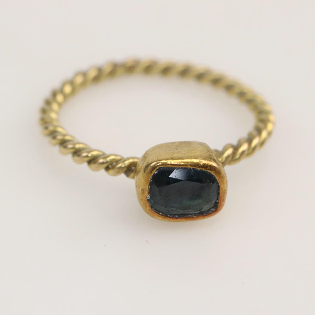 18kt Gold Sapphire Twisted Rope Ring | Property Room