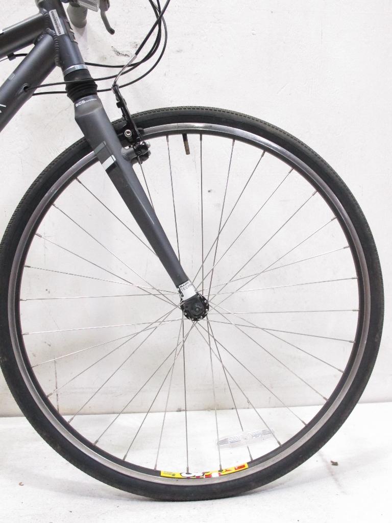 Diamondback Menona Unisex Hybrid Bike | Property Room