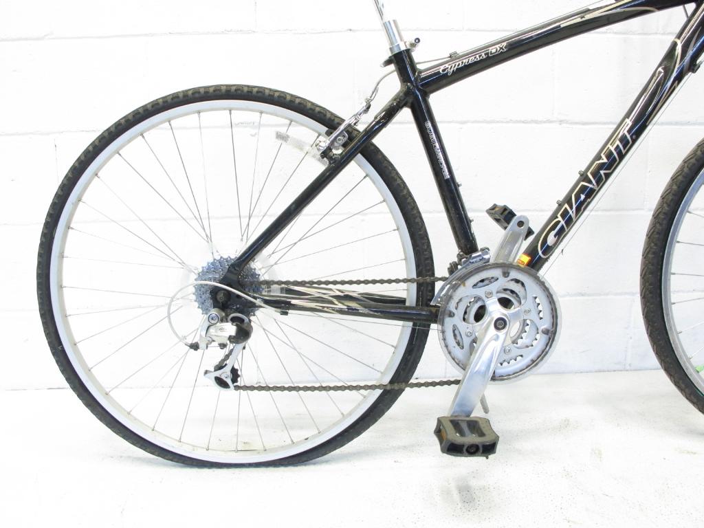 Giant Cyprus DX Hybrid Bike | Property Room