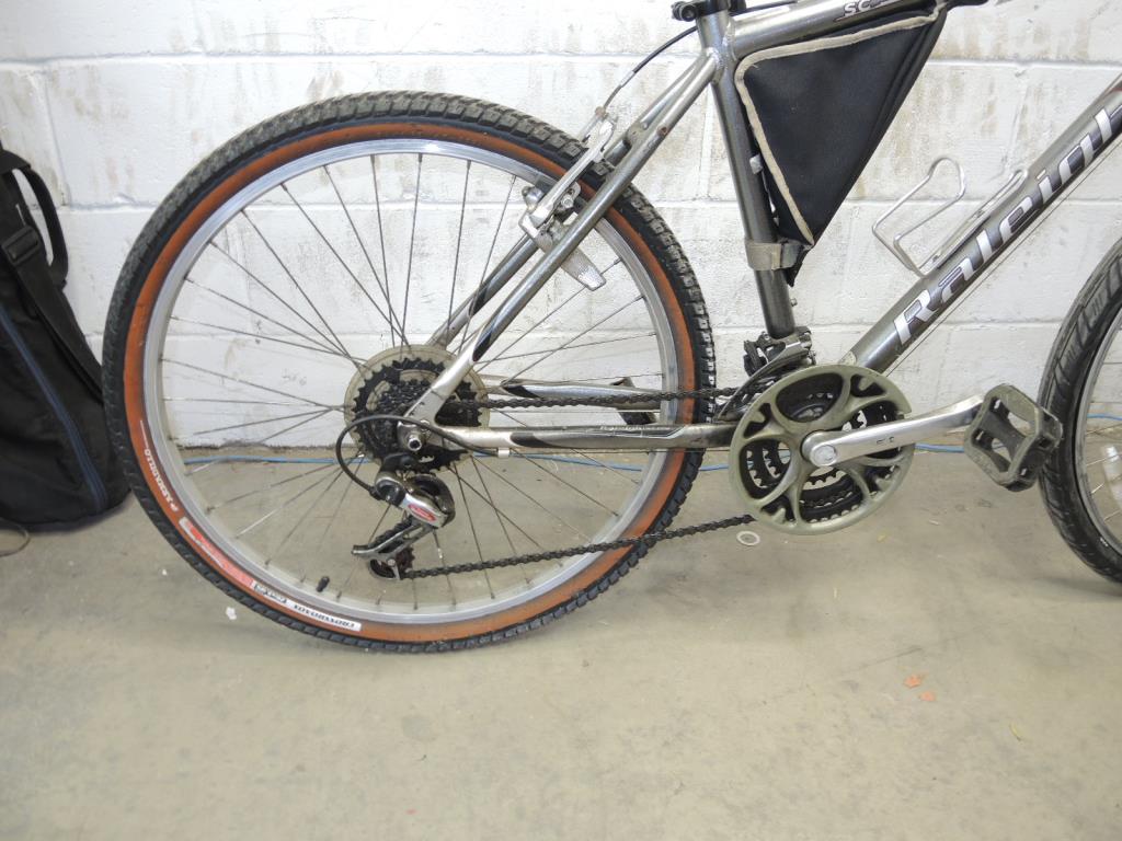 Raleigh SC30 Hybrid Bike | Property Room