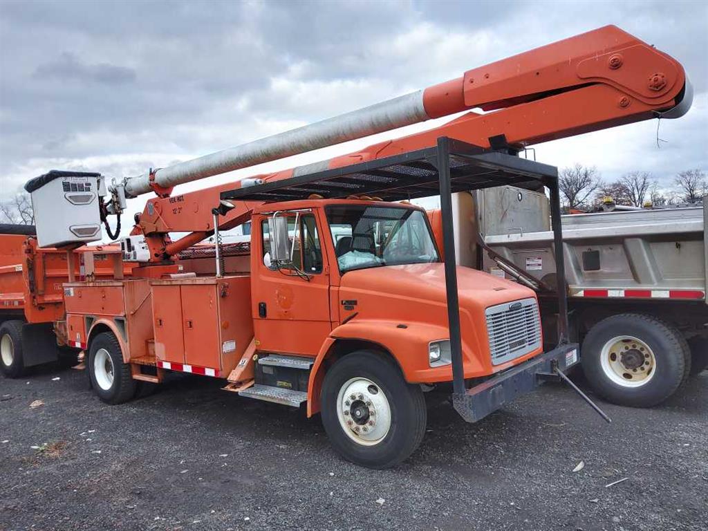 2000 Freightliner FL-70 (Hartford, CT 06114) | Property Room