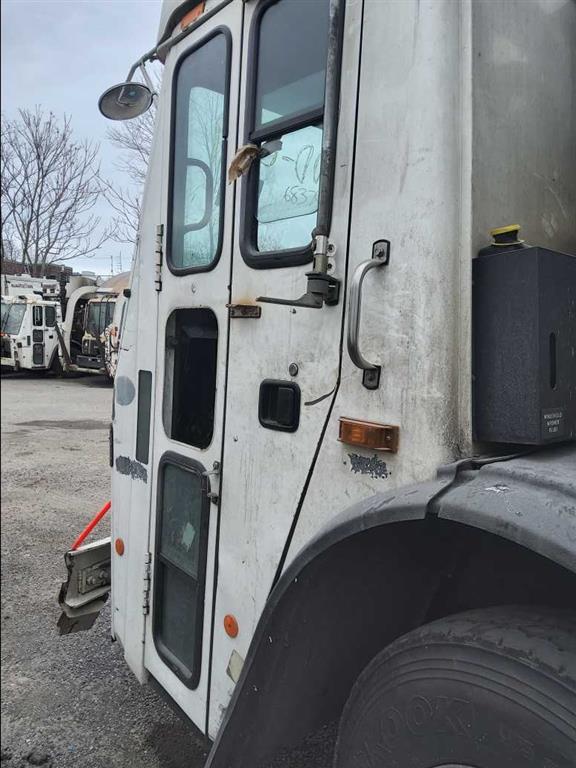 2011 Mack Leu613 (Brooklyn, NY 11214) | Property Room