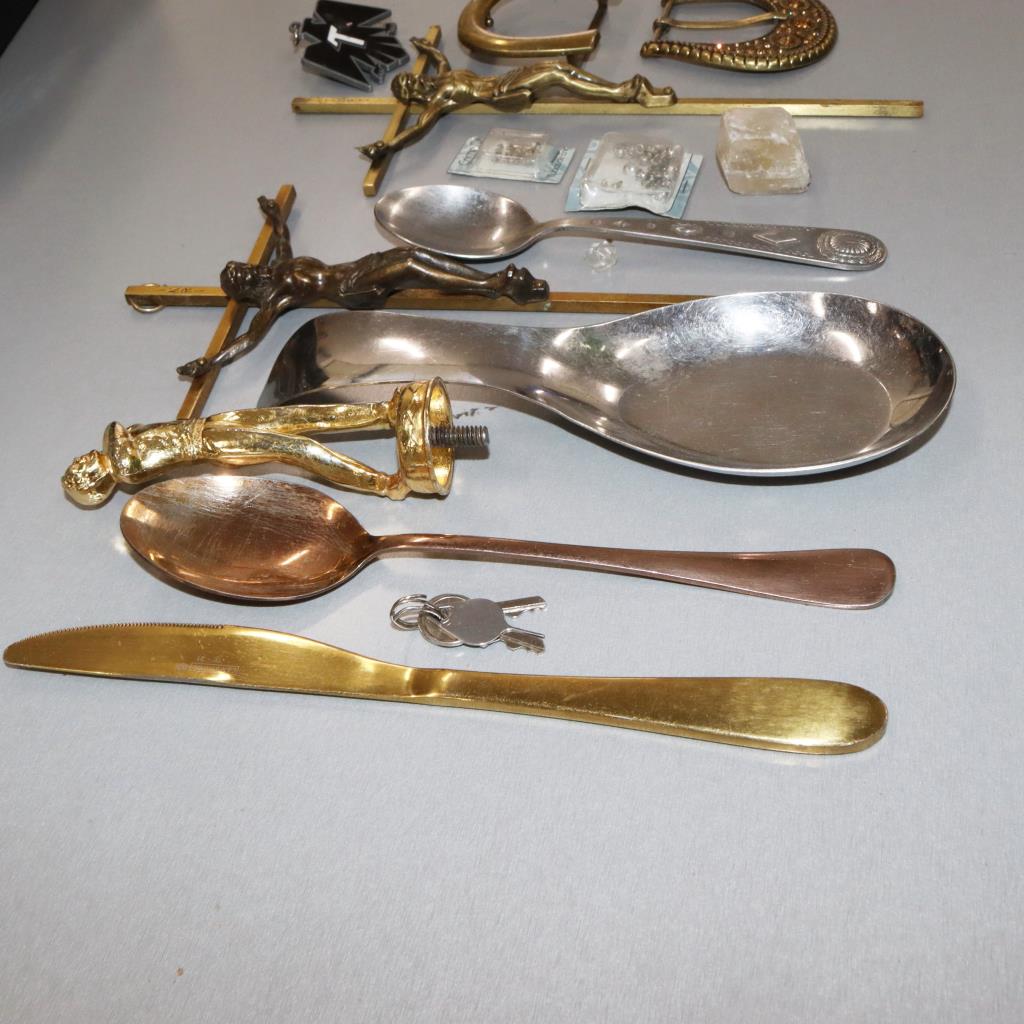 2+lbs Flatware And Tchotchke | Property Room