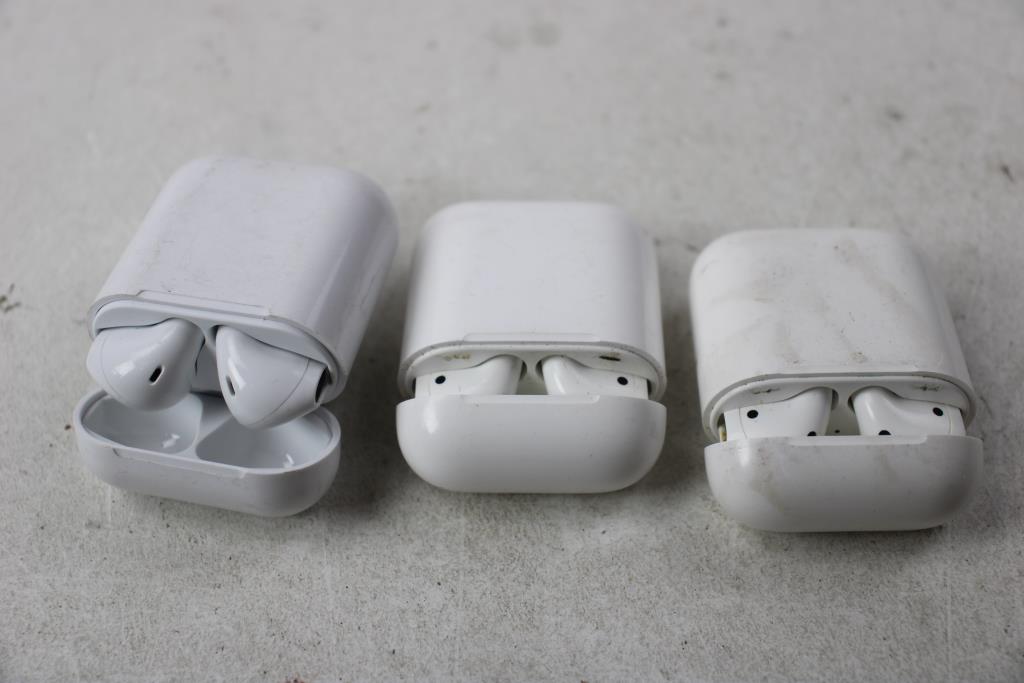3 Pieces, Earbuds With Case | Property Room
