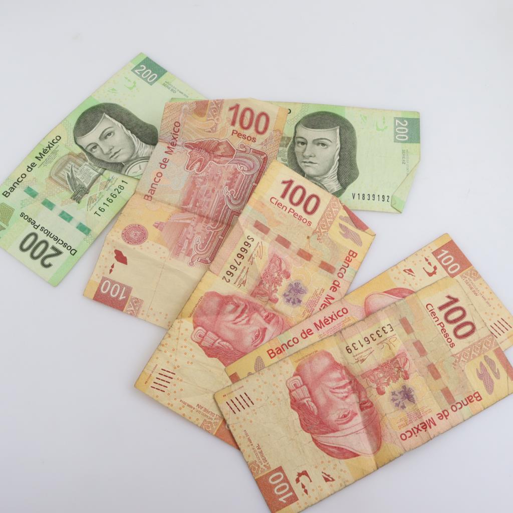 800 Mexican Pesos | Property Room