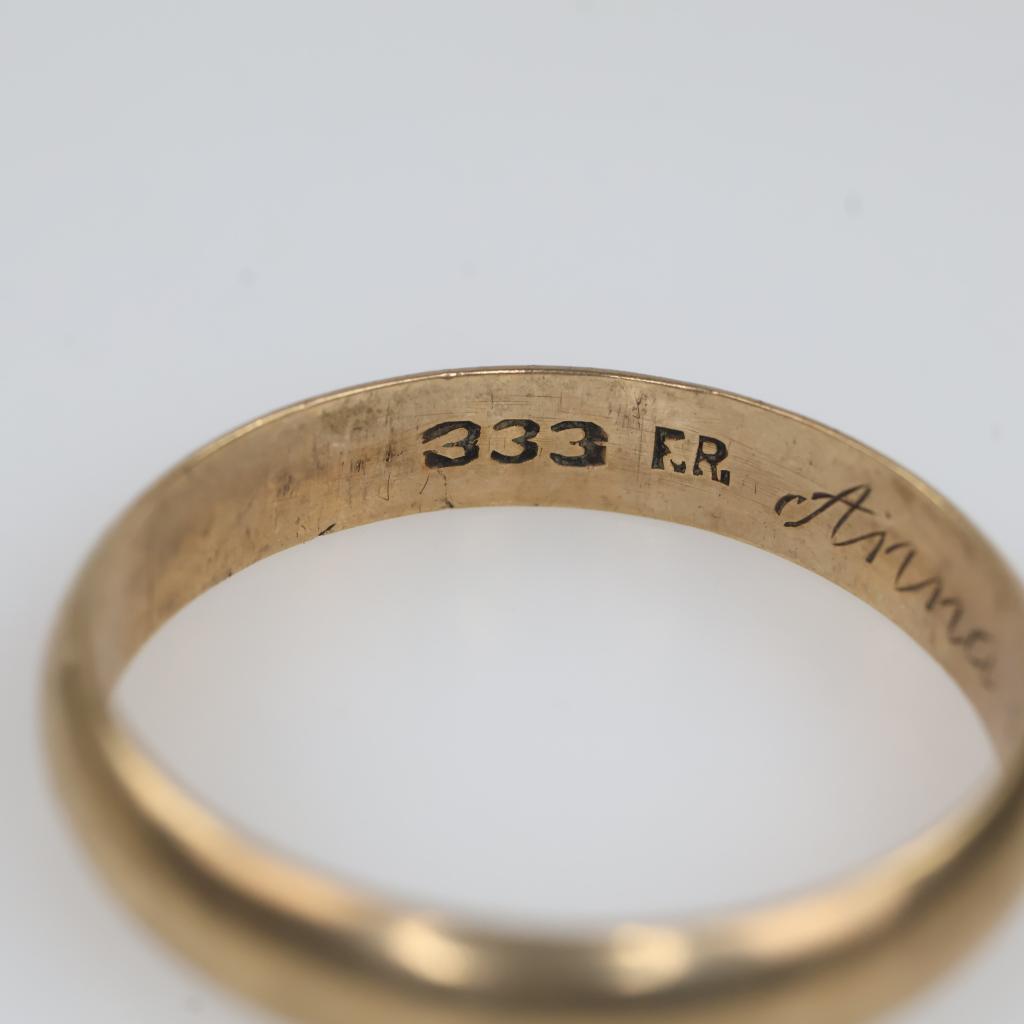 8kt Gold Band | Property Room