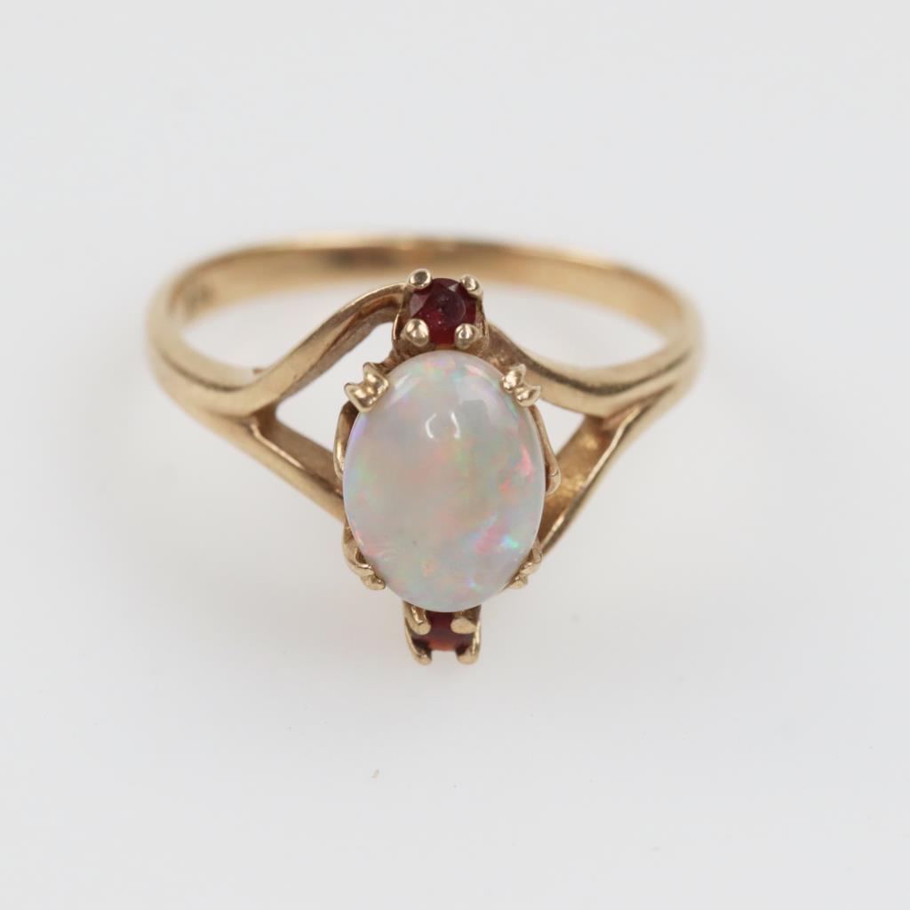 9kt Gold Iridescent Stone Red Stone Accent Ring | Property Room