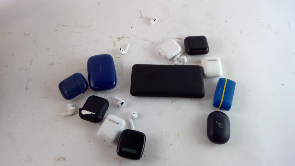 Airpods, Loose Cases & More, 10+ Pieces | Property Room