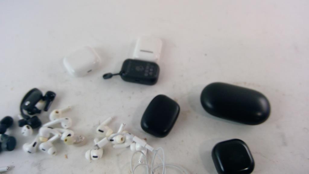 Apple Airpod Cases And More, 5+ Pieces | Property Room