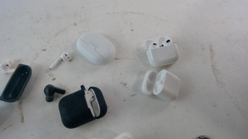 Apple Airpod Cases And More, 5+ Pieces | Property Room