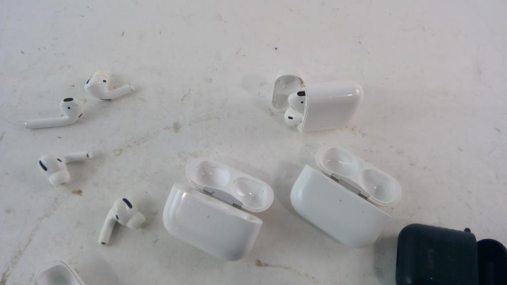 Apple Airpod Cases And More, 5+ Pieces | Property Room