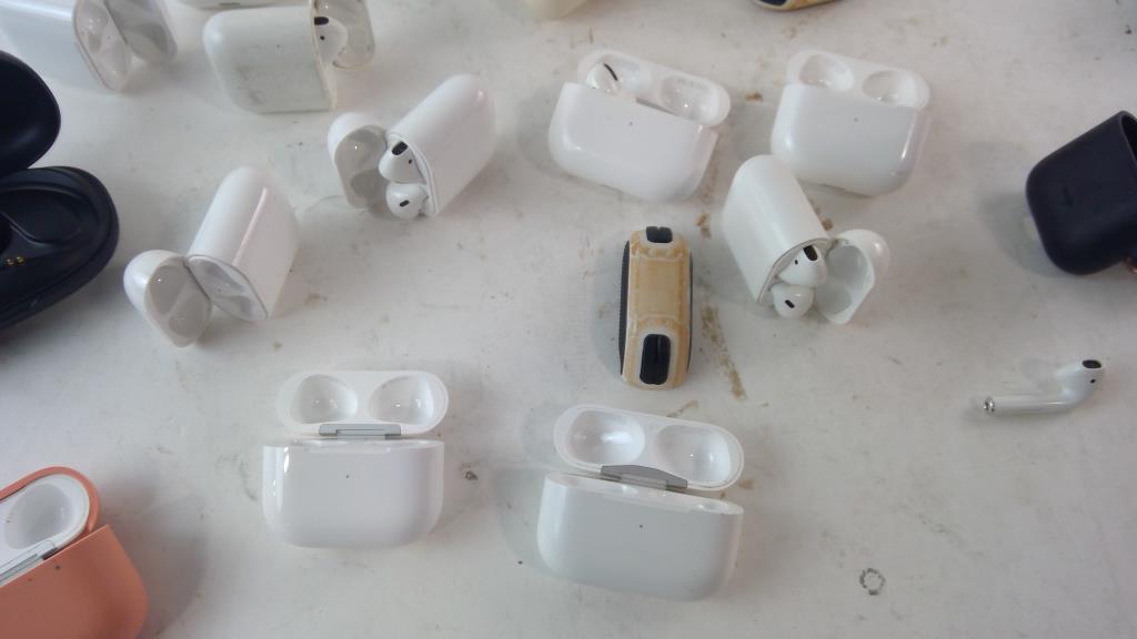Apple Airpod Cases And More, 5+ Pieces | Property Room