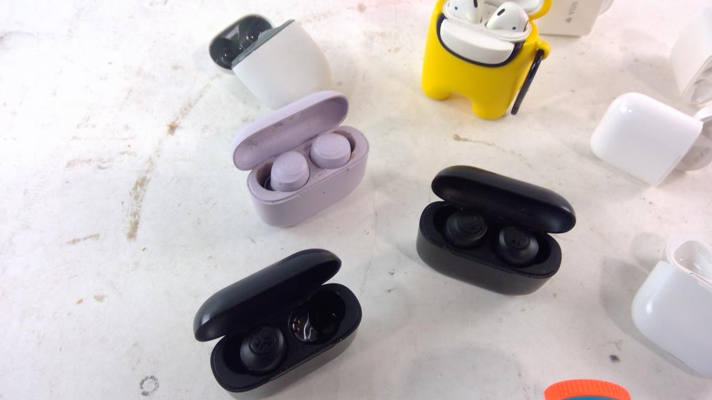 Apple Airpod Cases And More, 5+ Pieces | Property Room