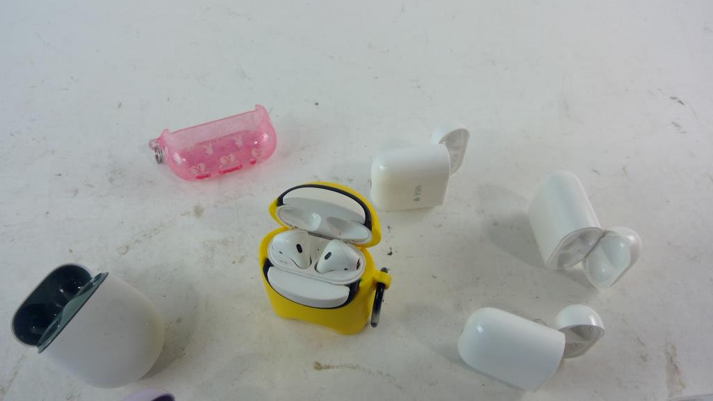 Apple Airpod Cases And More, 5+ Pieces | Property Room