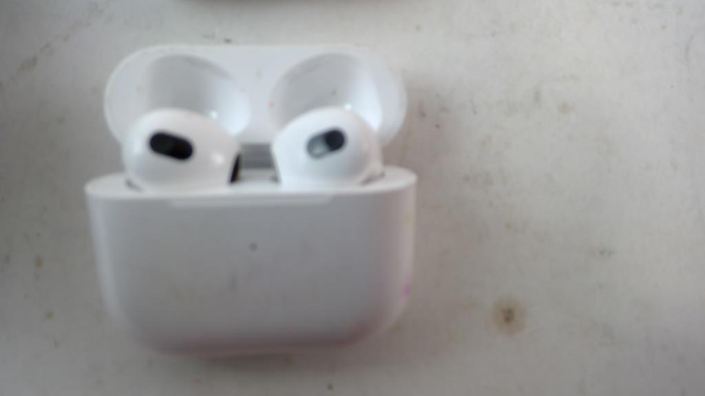 Apple Airpod Pro And More, 4 Pieces | Property Room