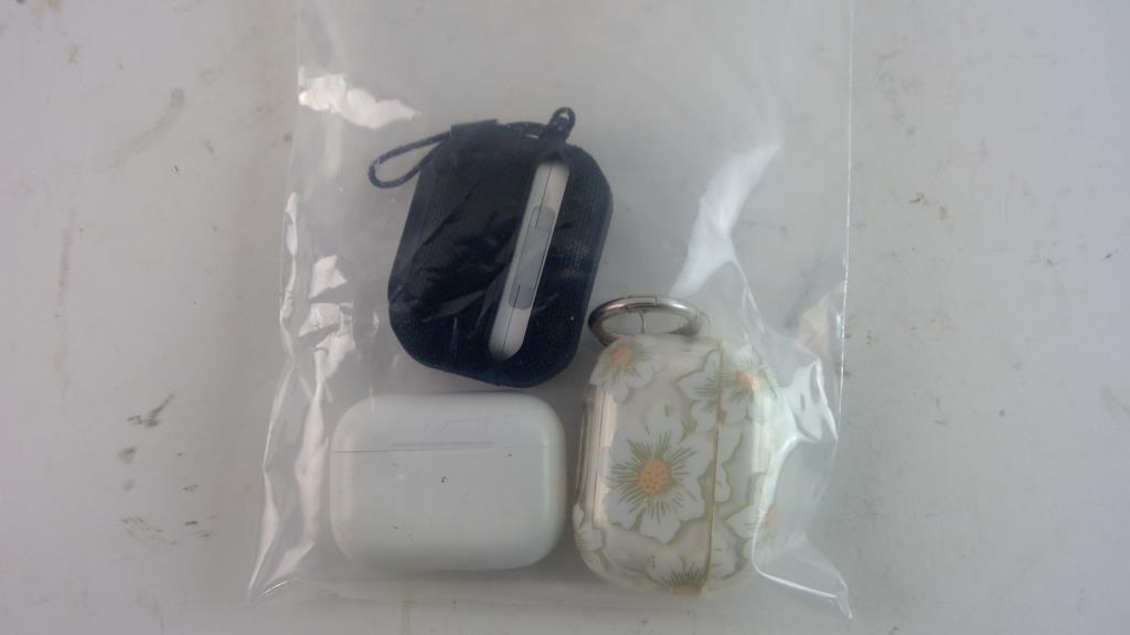 Apple Airpod Pro Cases, 3 Pieces | Property Room