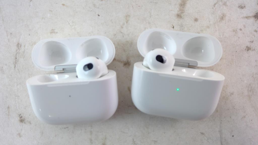 Bag Of Apple Airpods 2 Pieces SOLD FOR PARTS | Property Room