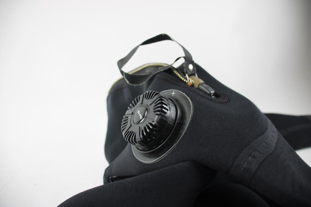 Bare D6 HD Pro Dry Wet Suit, Size Medium | Property Room