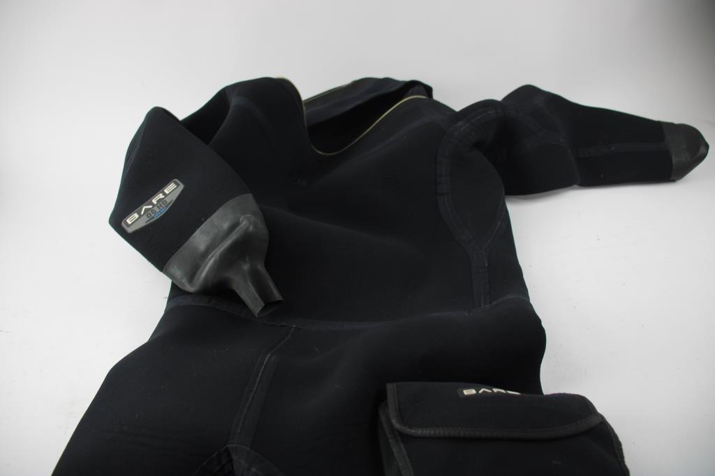 Bare D6 HD Pro Dry Wet Suit, Size Medium | Property Room