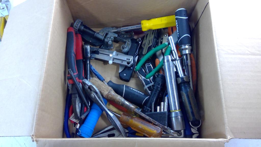 Box Of Milwaukee Screwdriver And More 20+ Pieces | Property Room