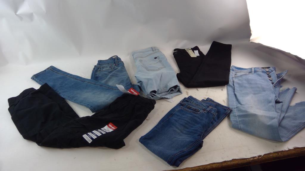 Box Of Wrangler Jeans And More 5+ Pieces | Property Room