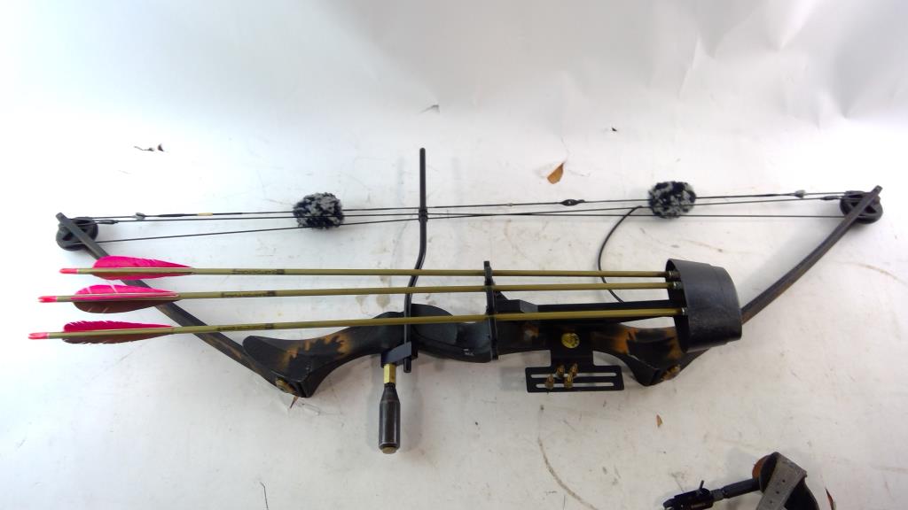 Browning Camo Badger Compound Bow With Soft Case | Property Room