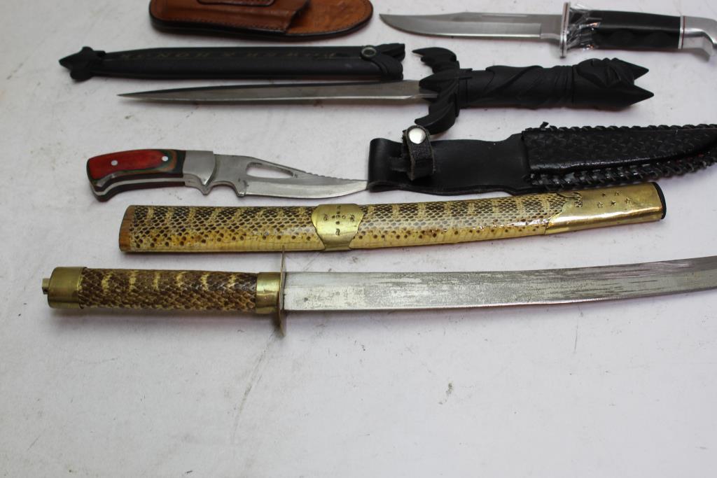 Buck 119 Hunting Knife With Swords, 5 Pieces | Property Room