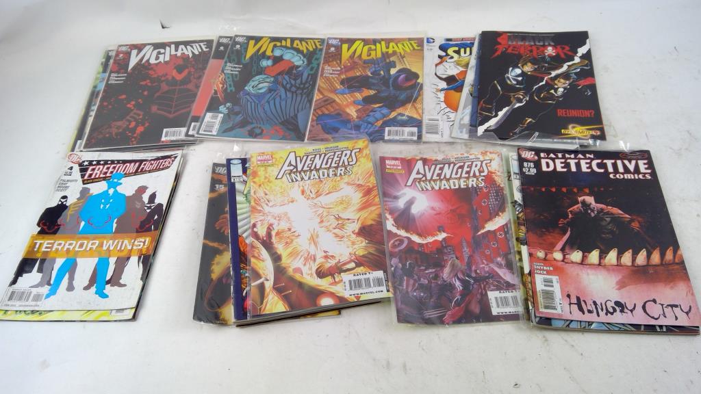 Bulk Comics 10+ Pieces | Property Room
