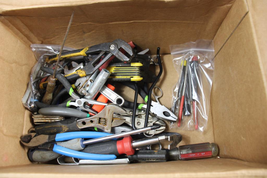 Bulk Of Knives And Lot Of Tools | Property Room
