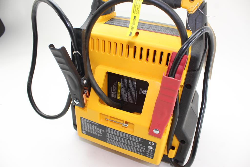 CAT CJ1000CP 1000 Peak Amp Jump Starter Power Station | Property Room